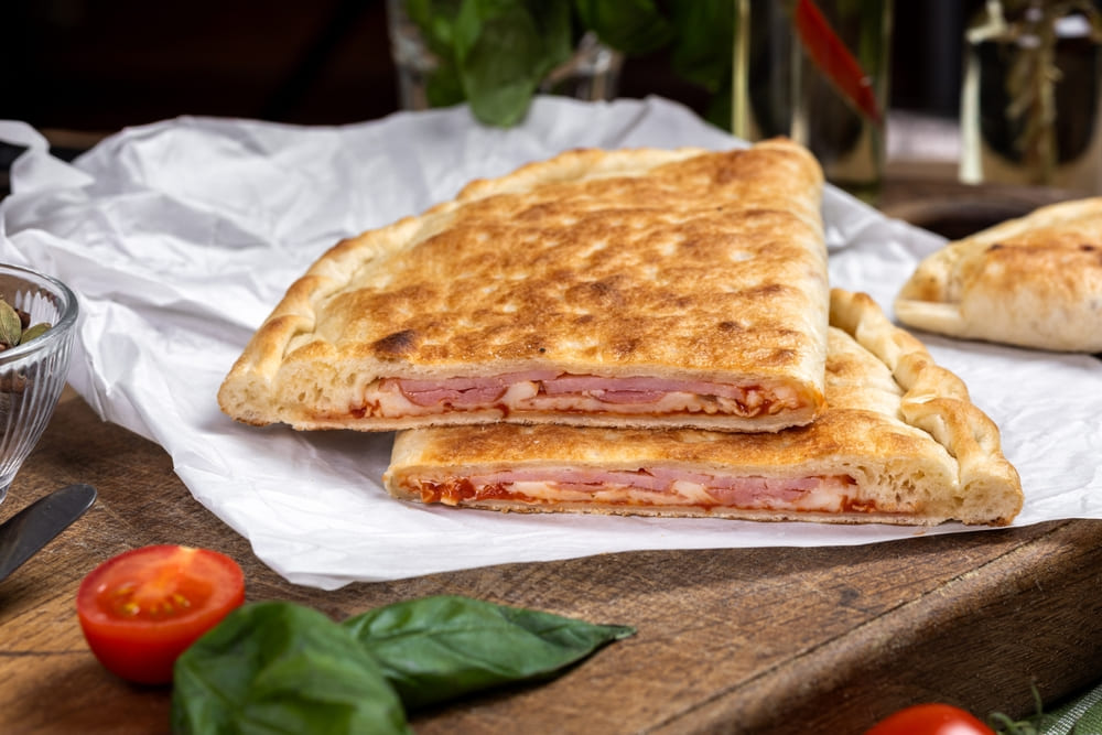 Calzone de queijo e presunto